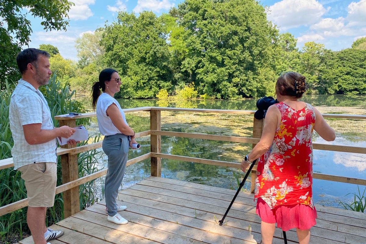 Un ponton d'observation installé en face de l'île aux oiseaux, au Val d ...