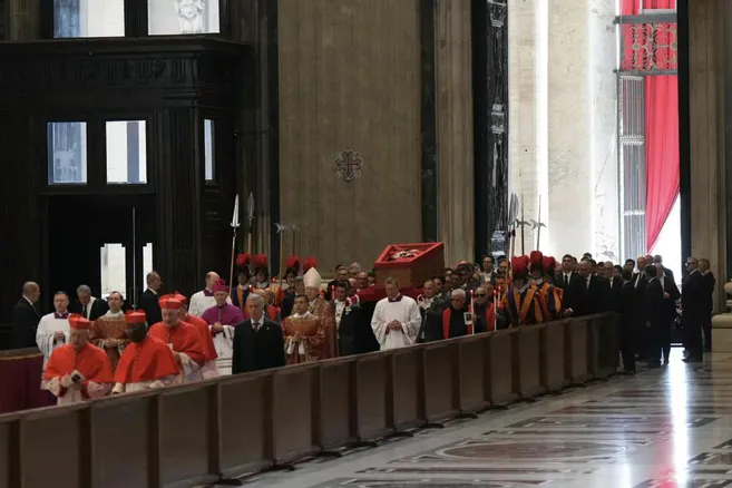 Mort du pape François : les images de l'arrivée du cercueil dans la ...