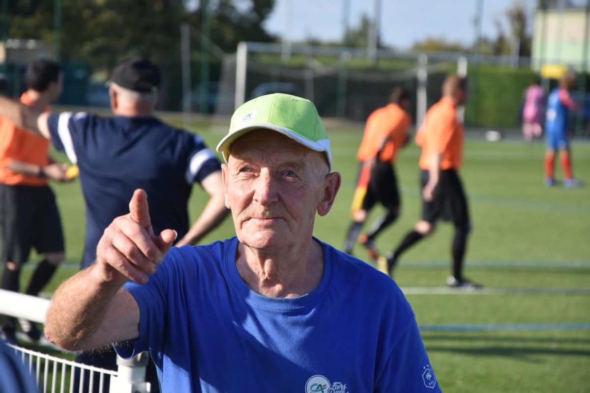 Fidèle bénévole du Bourges Foot 18, André Chabenat dit "Dédé" est ...