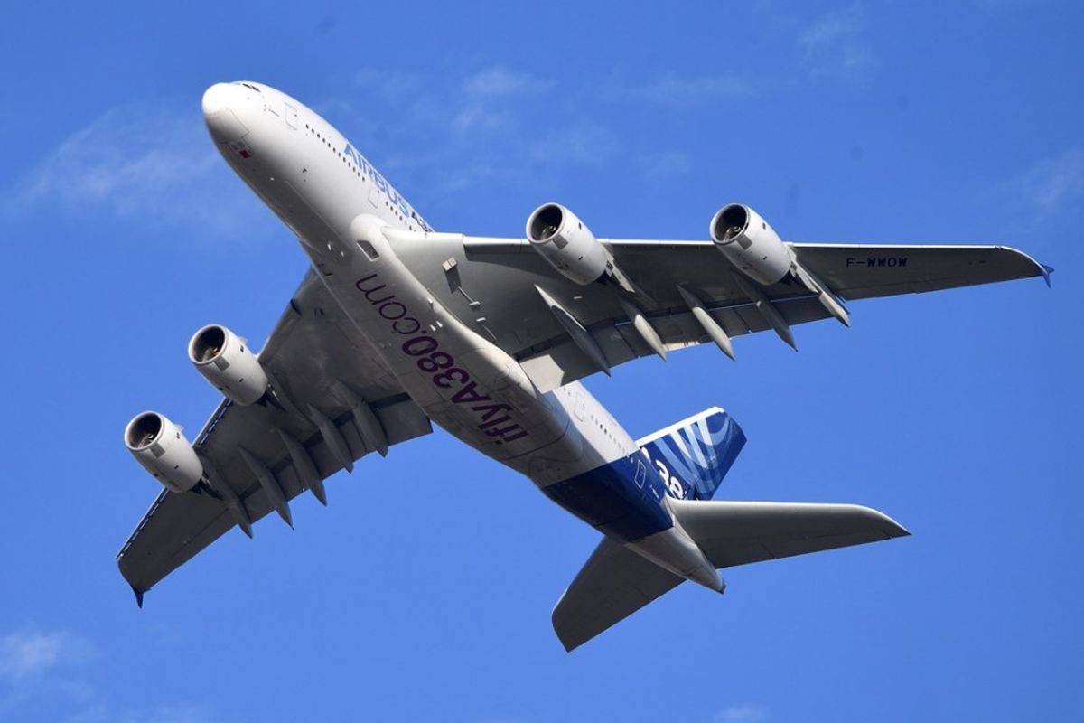 Que faisait le plus gros avion civil du monde, l'Airbus A380, au-dessus ...