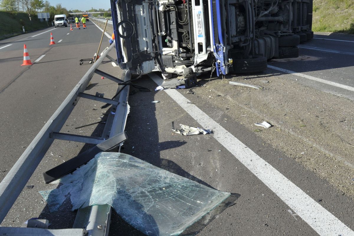 Accident sur l'A77 : un camion couché sur les voies bloque la ...