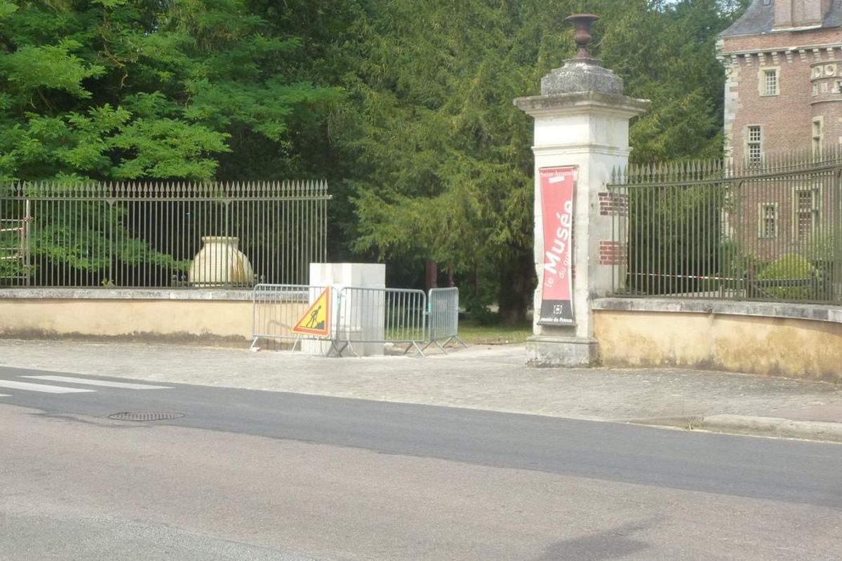 SAINT AMAND EN PUISAYE. La pilasse du château est en cours de ...