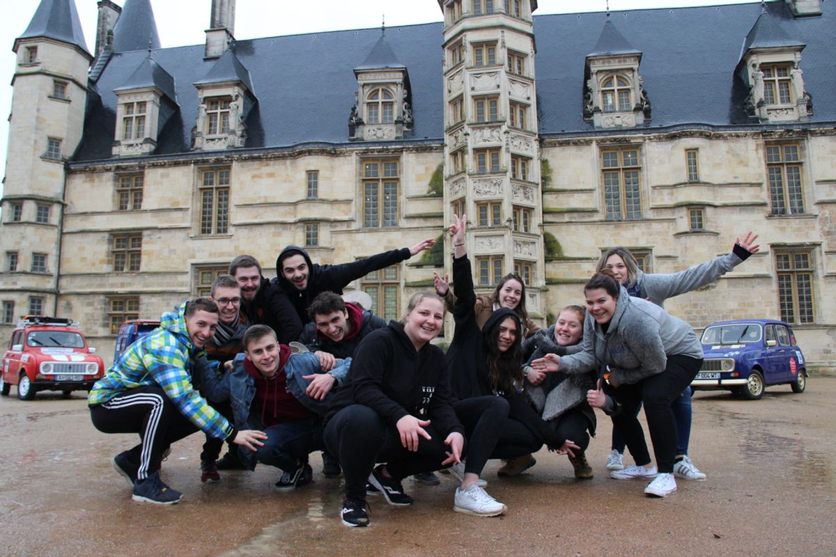 Quatorze jeunes sont partis de Nevers pour participer au 4L Trophy ...
