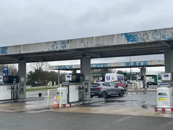 "Elle était devenue trop vétuste" : la station-service de Carrefour, à ...