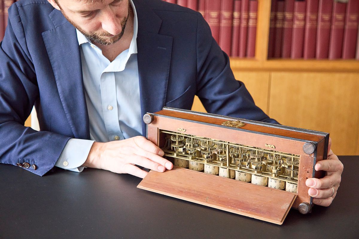 C'est l'une des dernières au monde : une Pascaline de 1642, estimée entre 2 à 3 millions d'euros ...