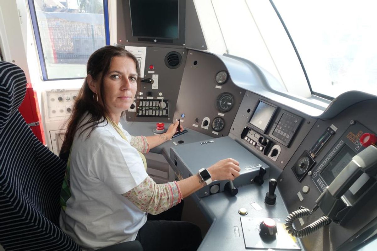 Angélique Car, l’une des deux seules conductrices de trains au départ ...