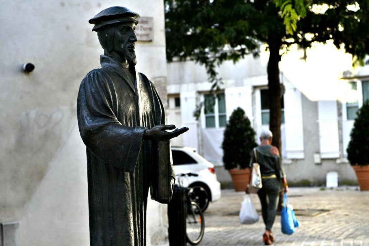 Une statue de Jean Calvin a-t-elle été érigée sur la place Saint-Pierre ...