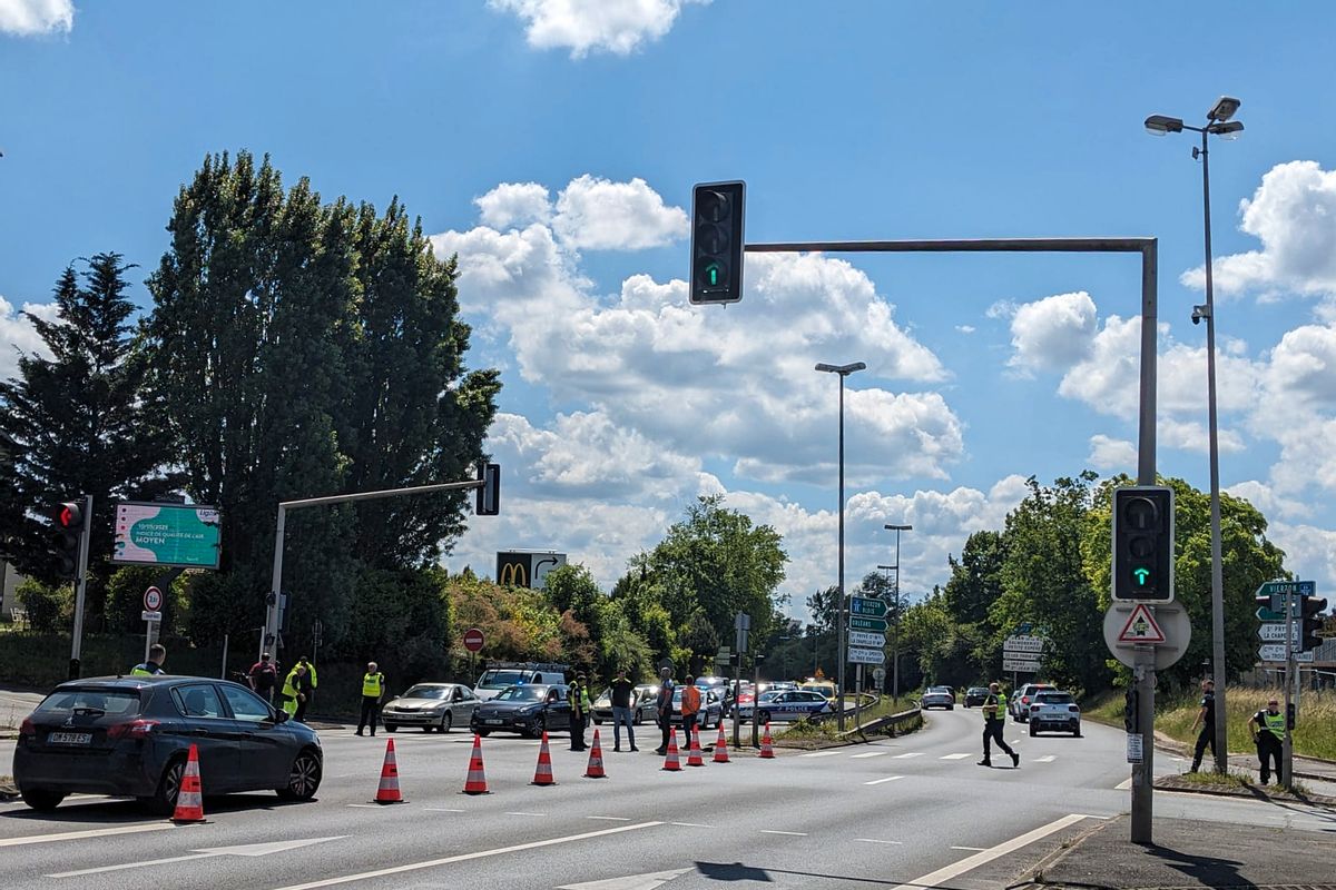 Un pilote de trottinette grièvement blessé après une collision avec une voiture sur la ...