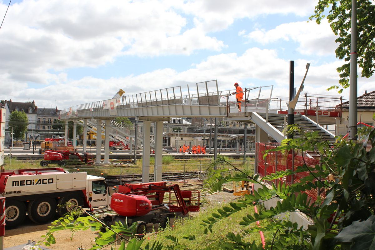 Affaire Lyhanna, coupole du futur planétarium, passerelle de la gare ...