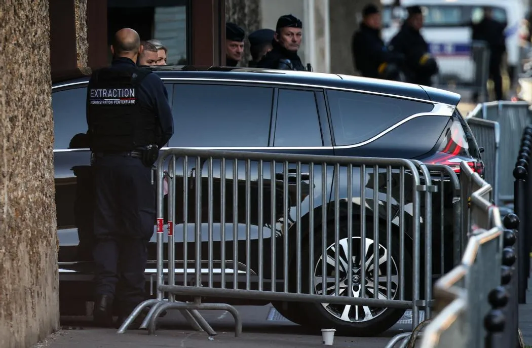 "Ce n’est pas le Club Med ici" : comment Nicolas Sarkozy a vécu sa ...