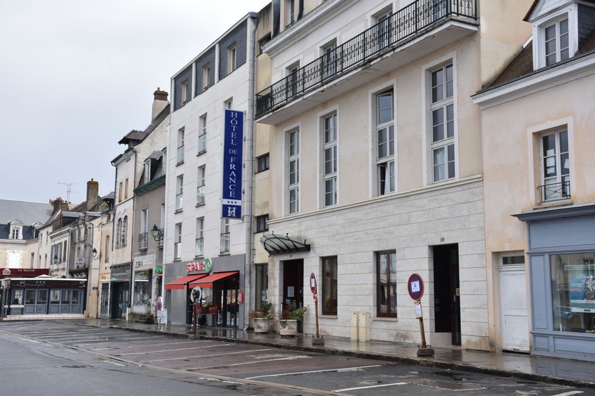6 mois de prison ferme pour "le sniper" de la place de la République, à ...