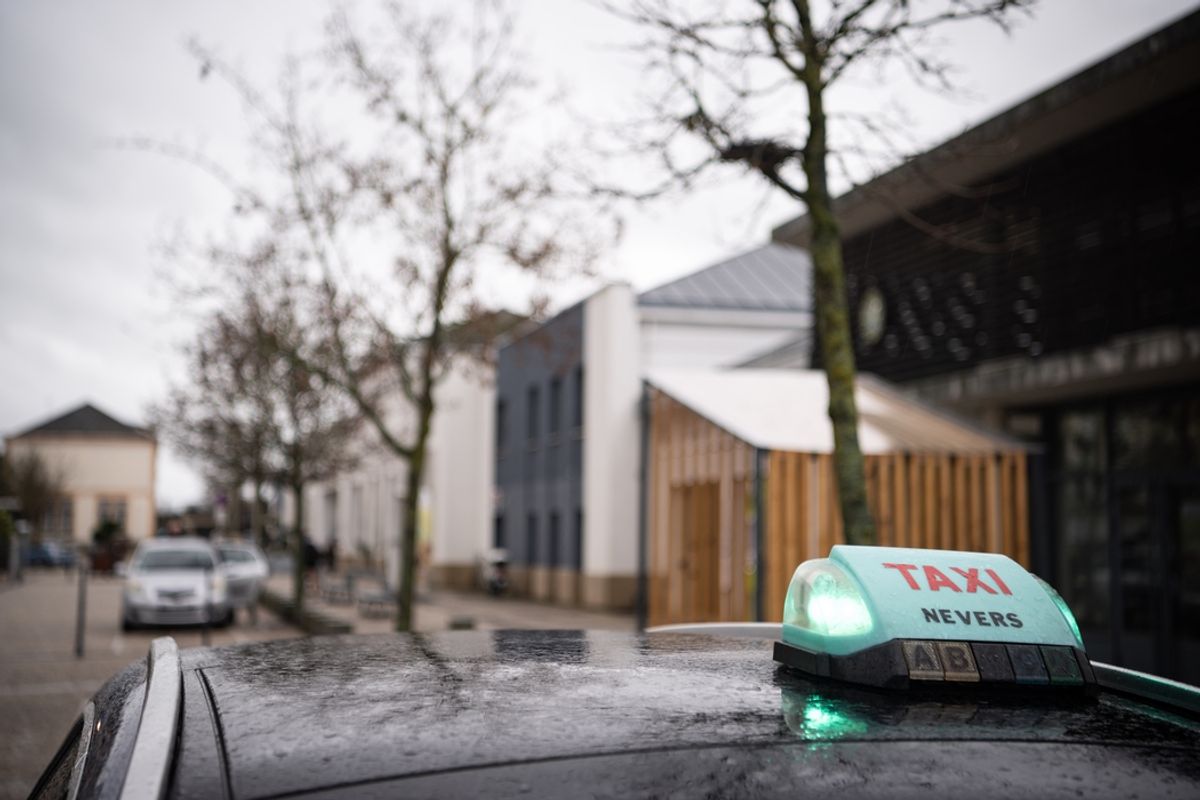 "Nous en avons marre de nous faire racketter" : les chauffeurs de taxis ...