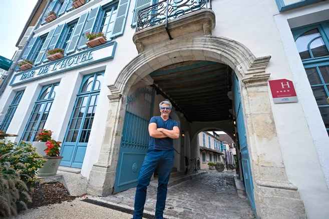 Deux fois millionnaire à 18 ans : comment le brocanteur Julien Cohen a ...