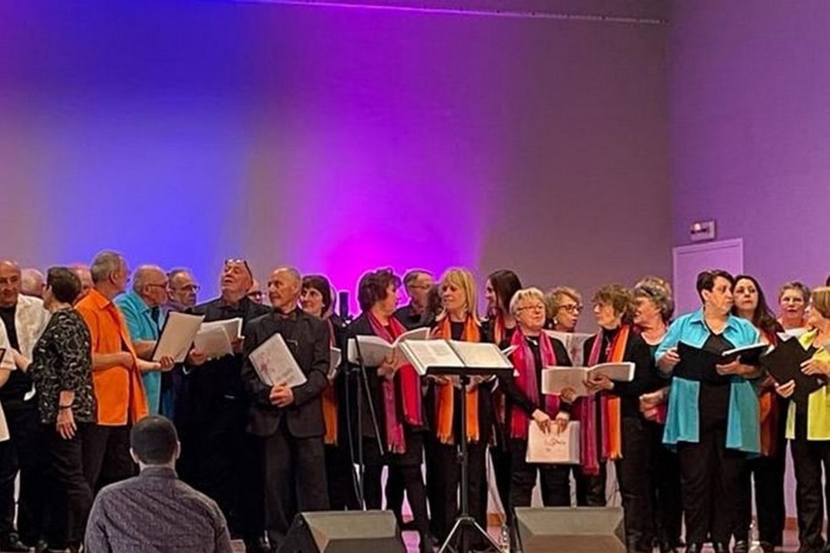 SAINT REMY EN ROLLAT. La voix et les jambes pour la chorale - La Montagne