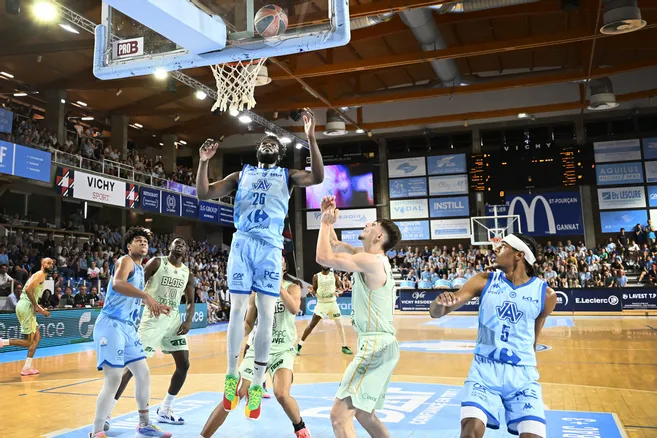 La JA Vichy basket bat l'ADA Blois au Pierre-Coulon et file en demi ...