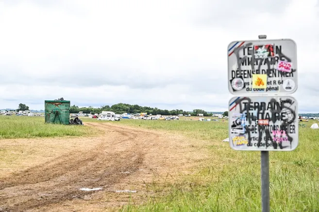 "Plusieurs hectares détruits", "des bosquets ont servi de toilettes ...