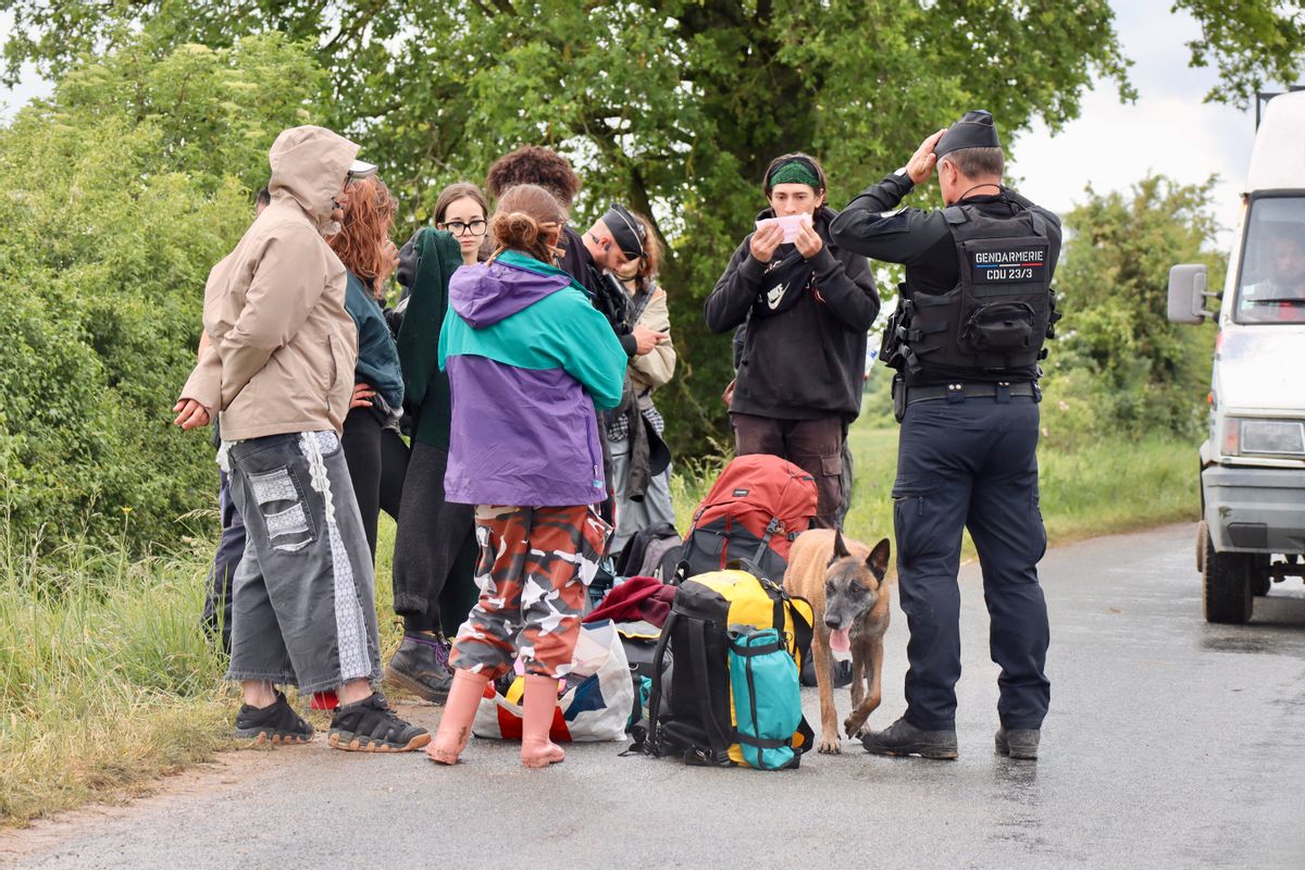 À Cornusse, le Teknival se prolonge malgré la pluie, avec encore 8.000 ...