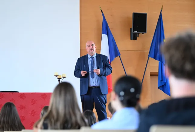 Retour en terrain connu au Jean-Monnet pour le nouveau proviseur Eric ...