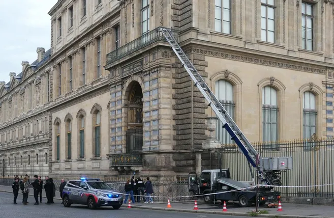 Cambriolage du Louvre : voici les images exclusives du vol des bijoux ...