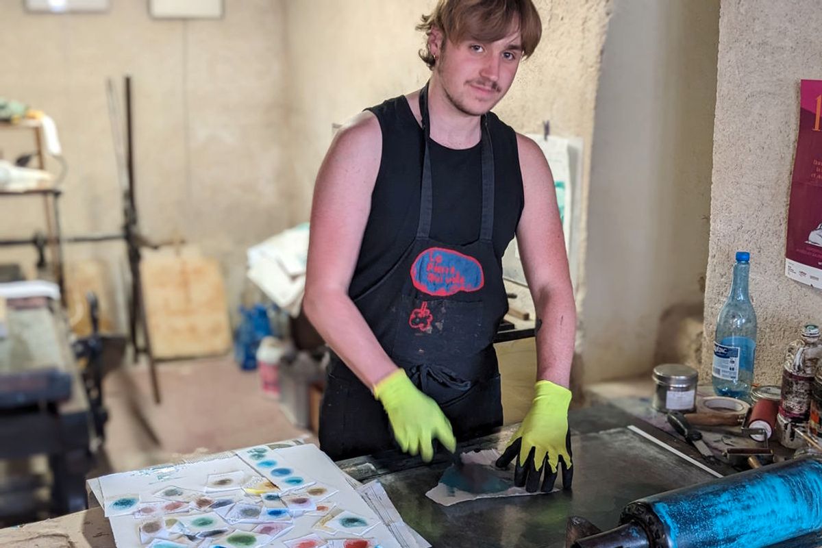 En résidence à l'atelier de lithographie du musée d'Ussel, Sacha Philip ...