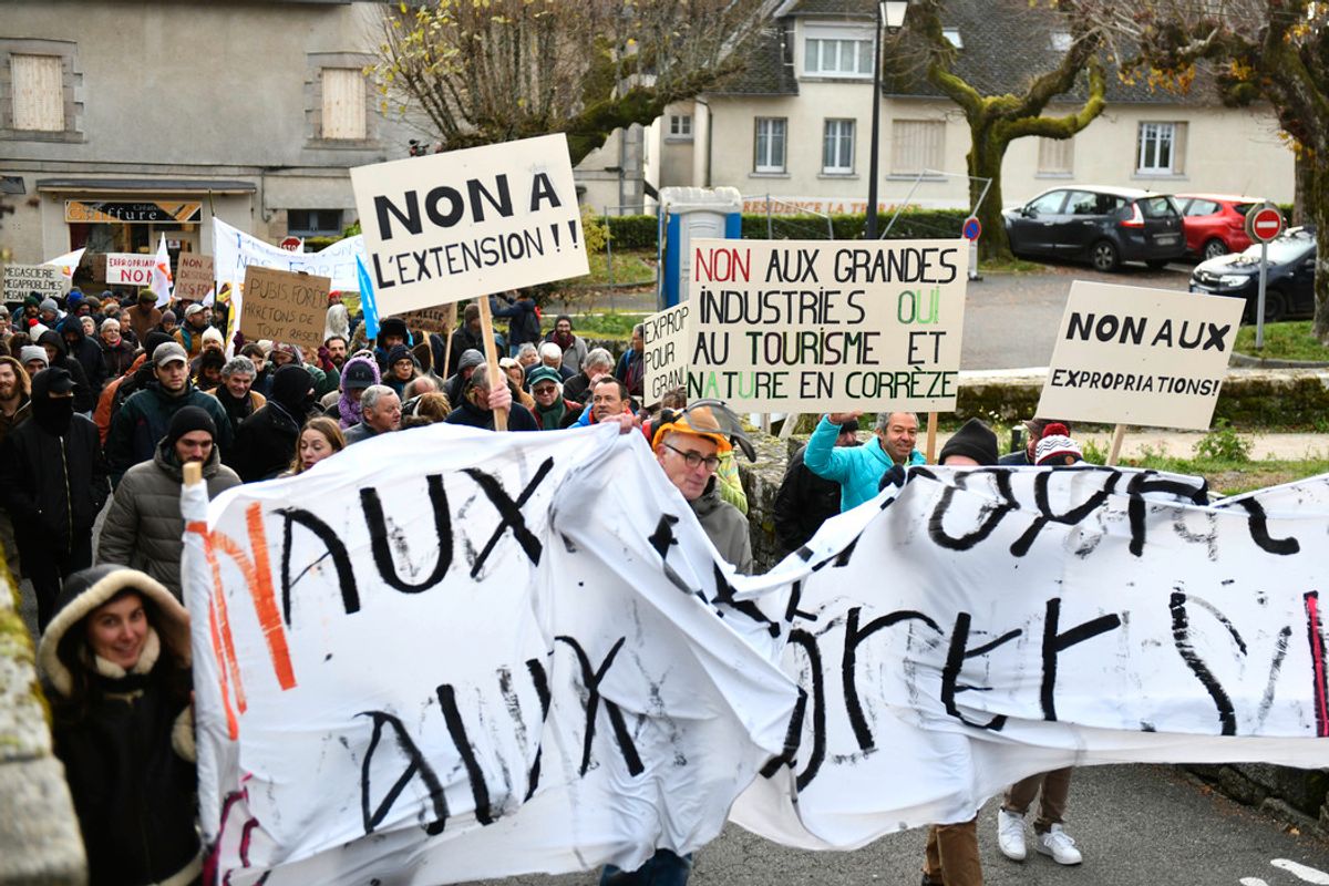 200 opposants au projet d'extension de la scierie de Farges Bois ...