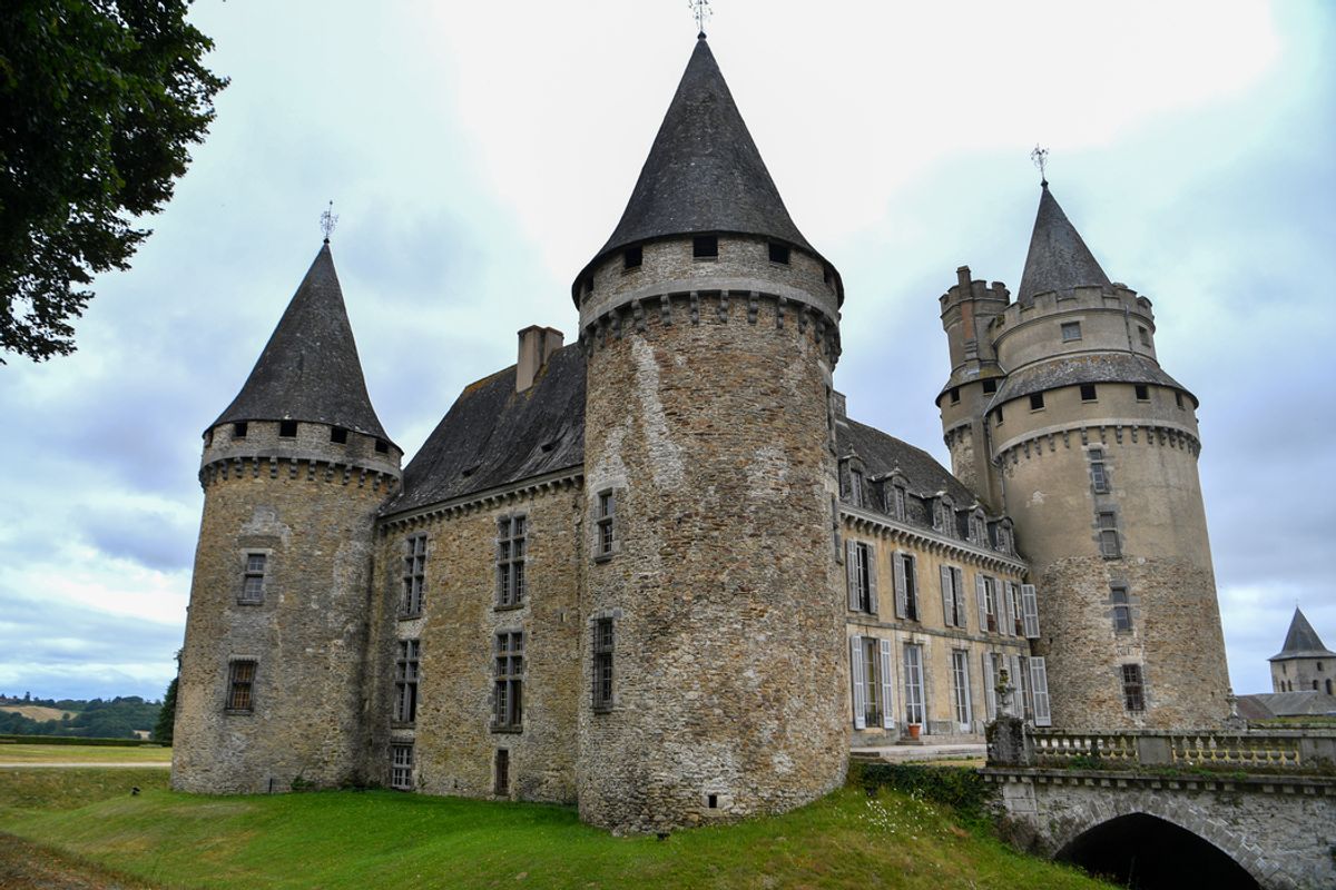 Le château de Bonneval, en Haute-Vienne, appartient à la même famille ...