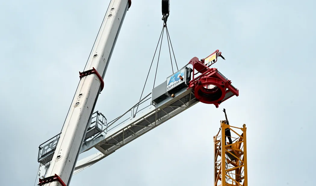 Une grue de 37 mètres de haut érigée avenue Victor-Hugo à Tulle, la ...