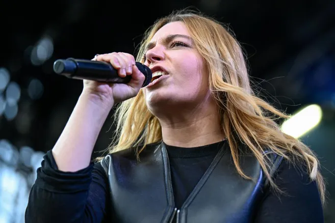 La chanteuse Santa attendue au Zénith d'Orléans en 2025 - La République ...