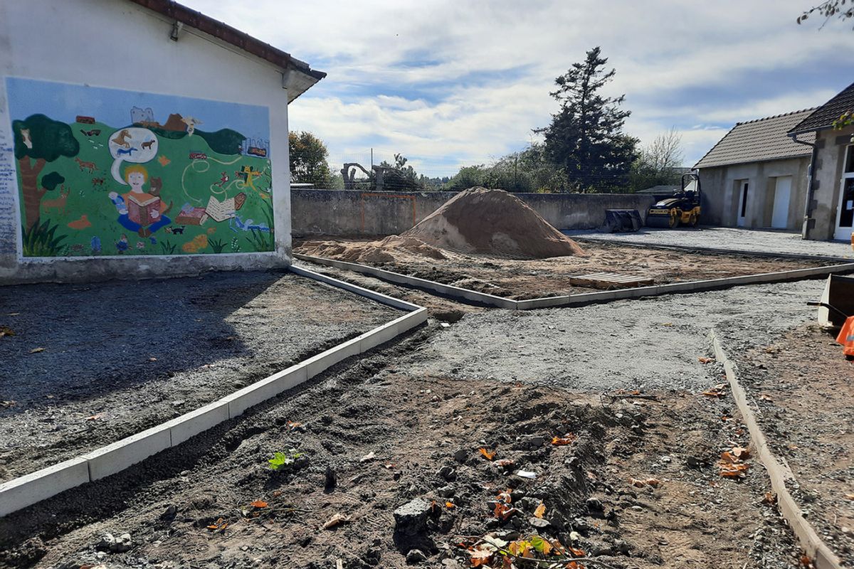 BLOT L EGLISE. Une surprise pour la rentrée dans la cour de récréation ...