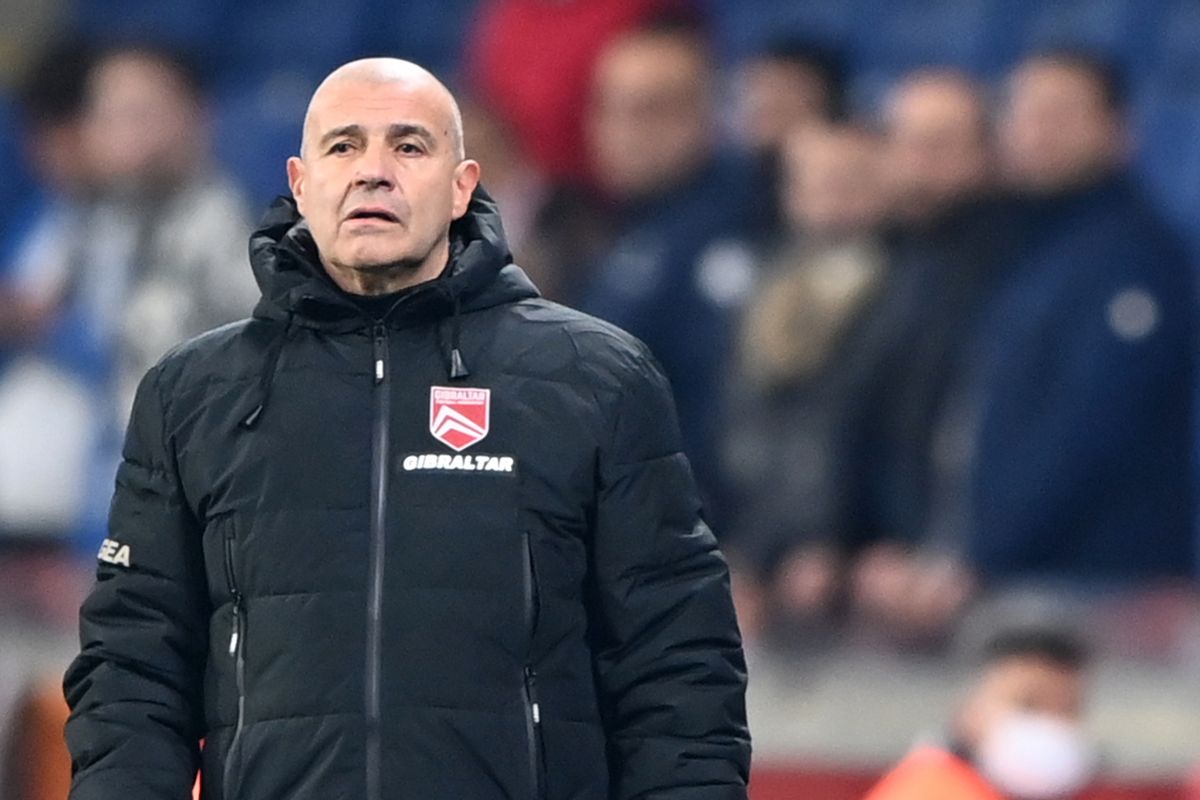 Julio Ribas, sélectionneur de Gibraltar avant le match contre l'équipe ...