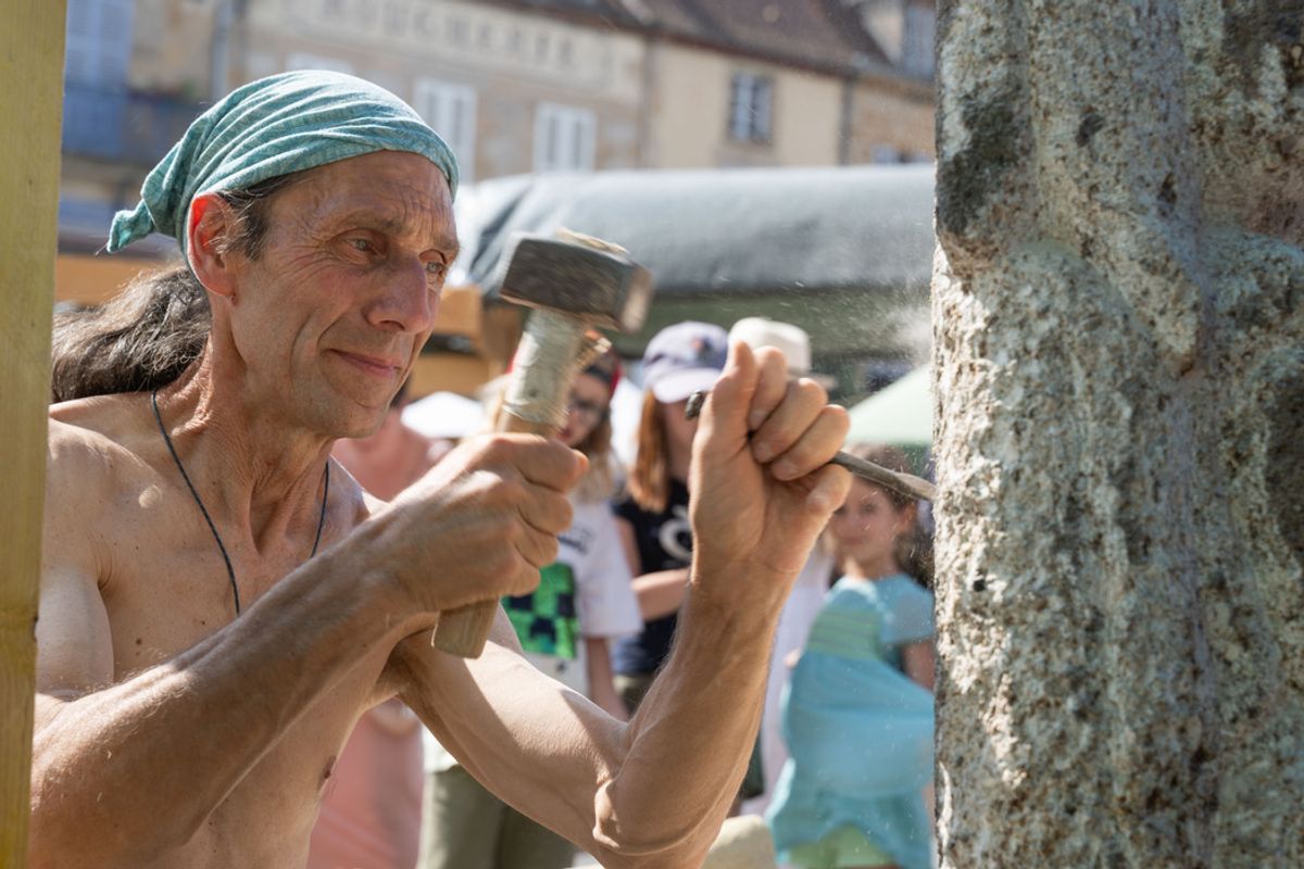 Patrice Michel sculpte la pierre au pied de la prieurale de Souvigny ...