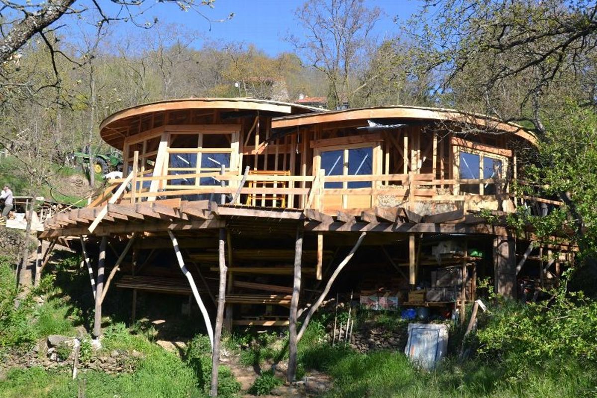 Pascal Delcour, charpentier, construit un habitat écologique et ...