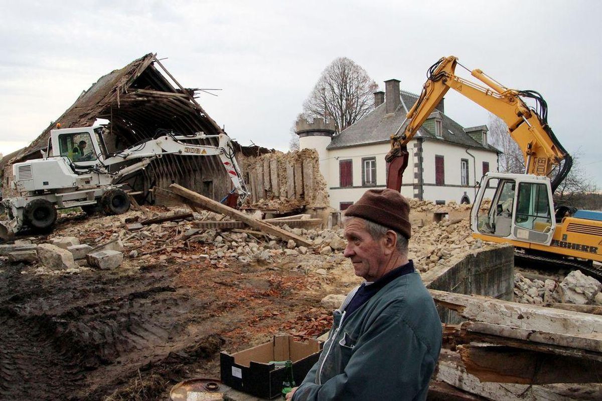 A Giat, la vue sur le château, construction du XIXe siècle, est dégagée ...