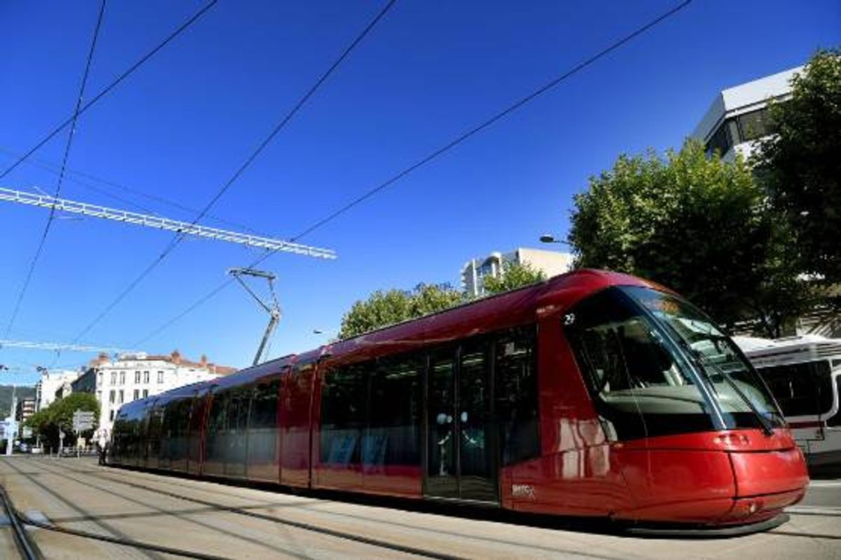 Clermont-Ferrand : en plein rodéo urbain à moto, il percute le tramway ...