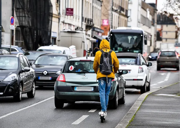 Une conductrice de trottinette blessée, une voiture prend feu et déteint sur un camion qui s ...