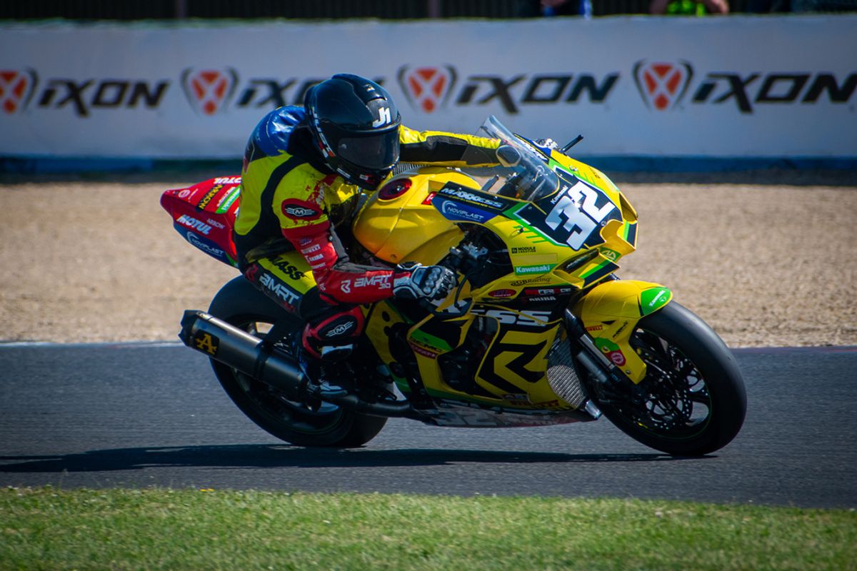 Quatrième lors de la première course au France Superbike à Magny-Cours ...