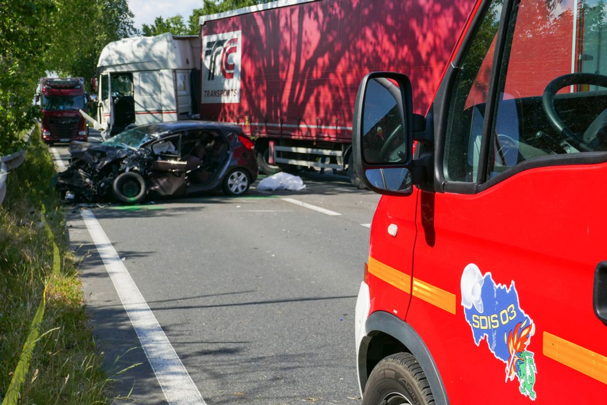 Choc entre une voiture et un poids-lourd dans l'Allier : une femme grièvement blessée, la RN7 ...
