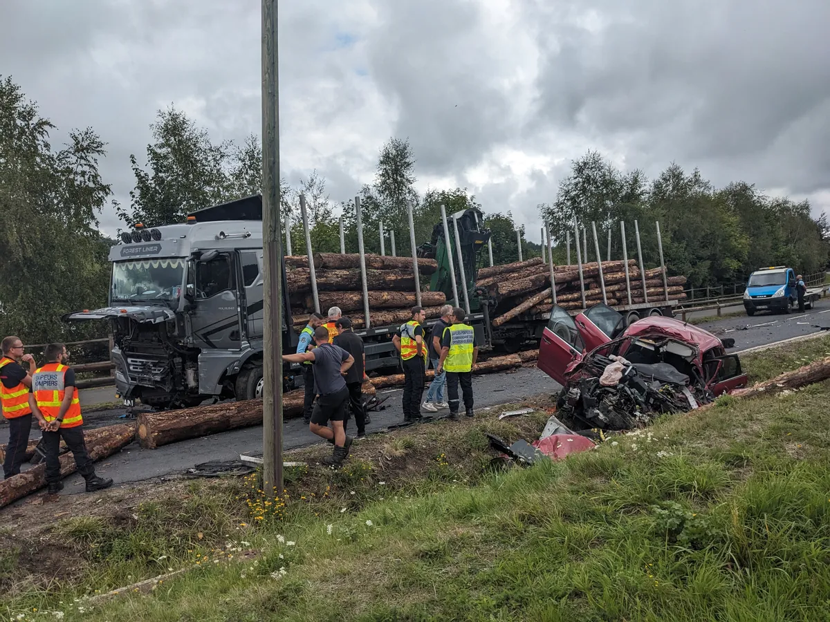 Un mort dans un violent face à face entre une voiture et un grumier en Haute-Loire - L’Éveil de ...