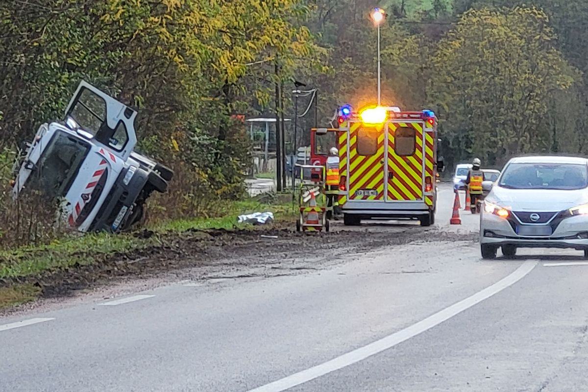 Un camion benne finit dans le fossé sur la D1089 à l'entrée de Malemort ...