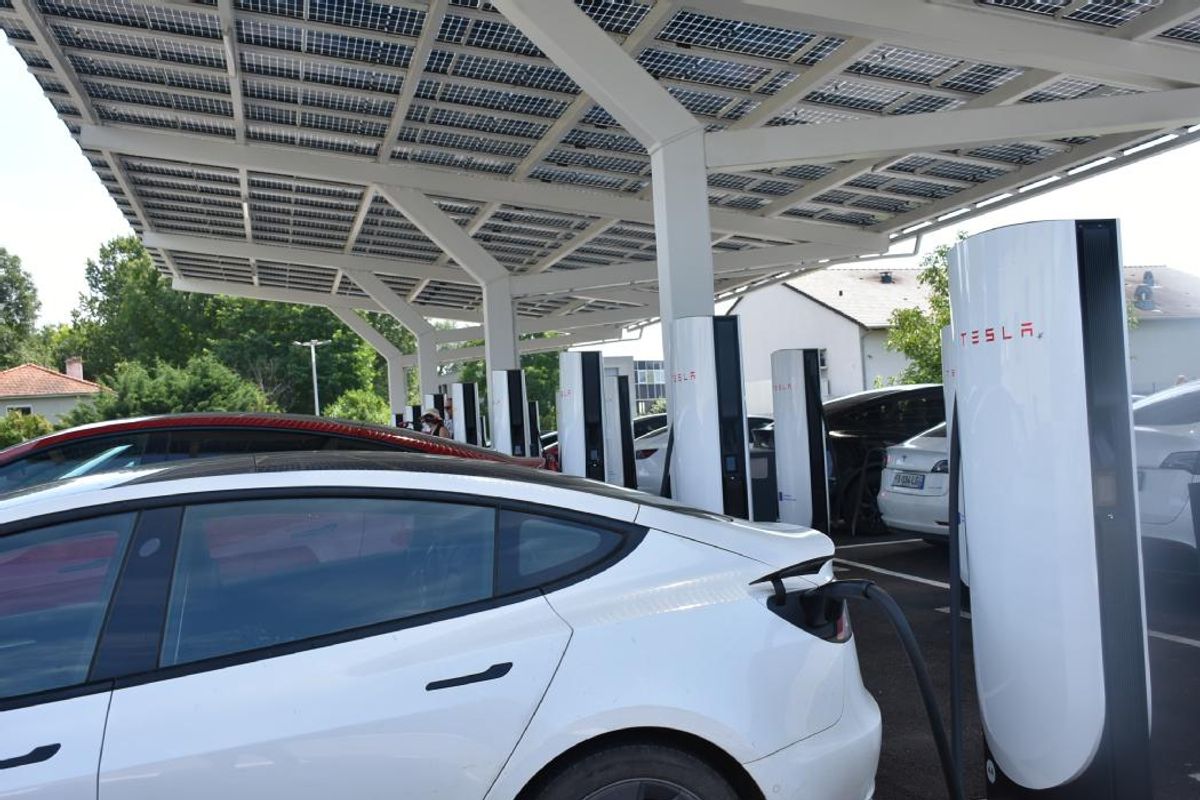A Riom, la station superchargeur Tesla V4, installée depuis un an, ne ...