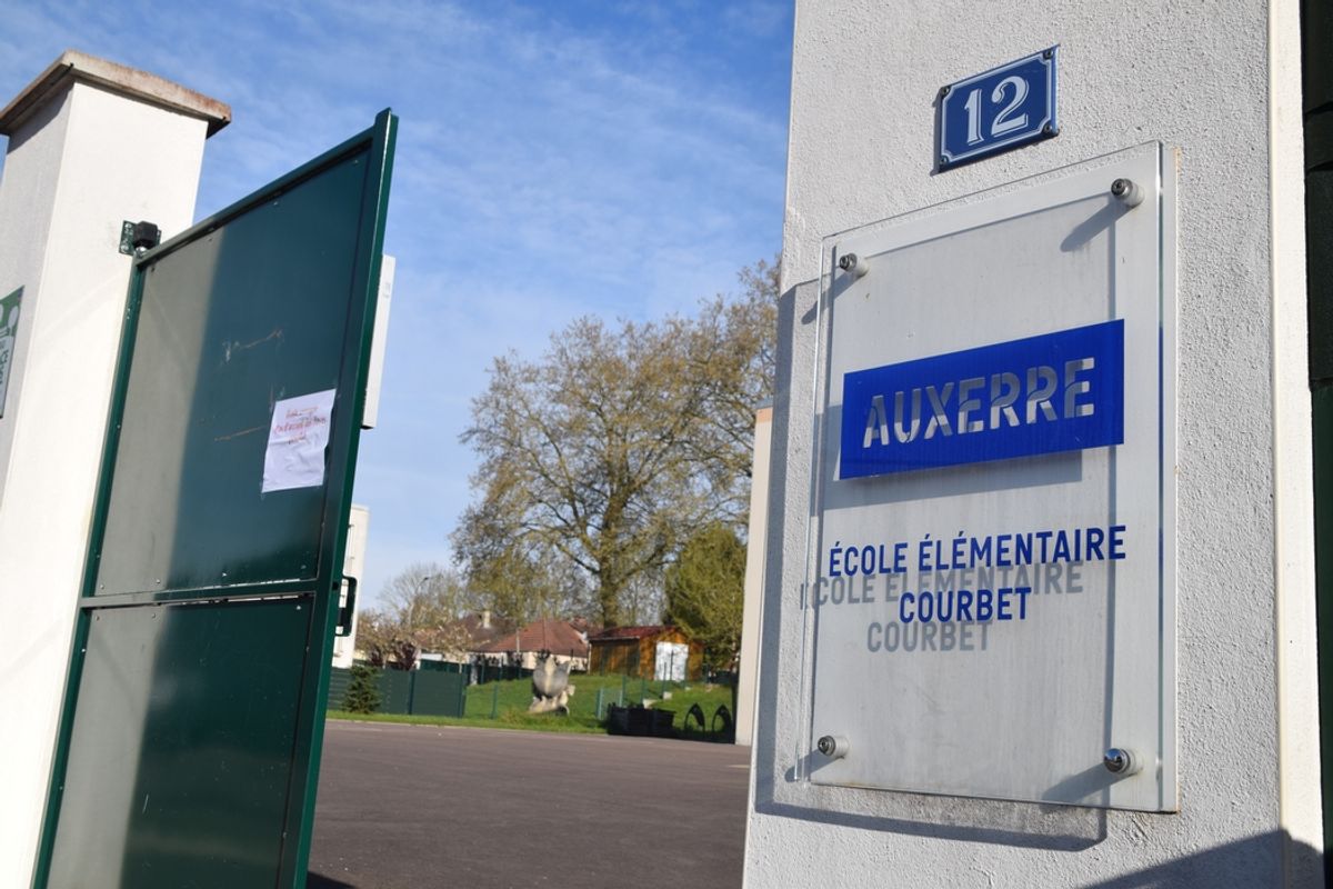 Saccagée début avril, l'école élémentaire Courbet d'Auxerre en ordre ...