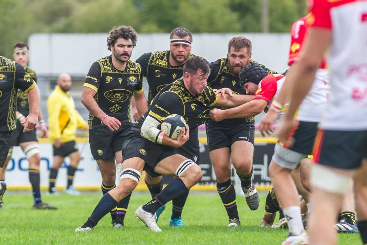 Rugby : Jules Reynier à la relance du côté de Malemort au moment de ...