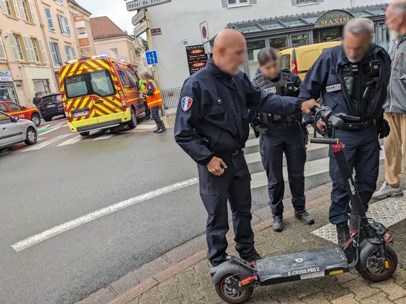 Une jeune femme à trottinette blessée dans un choc avec une voiture dans le centre-ville de ...