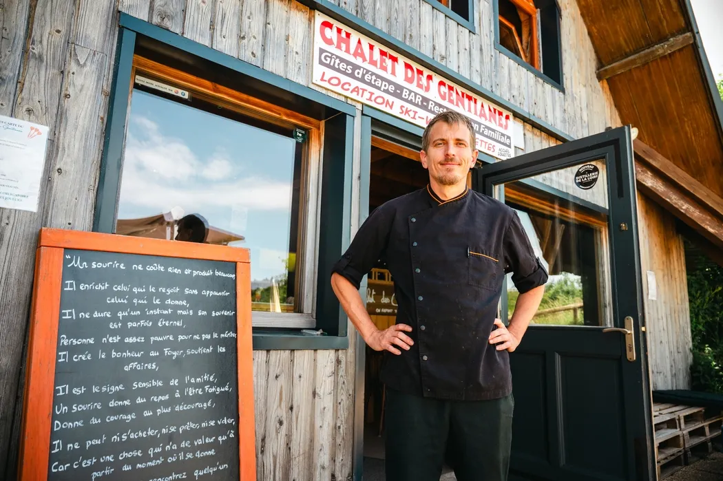 Au col des Supeyres, découvrez la vue, et l'assiette, du Chalet des gentianes - La Montagne