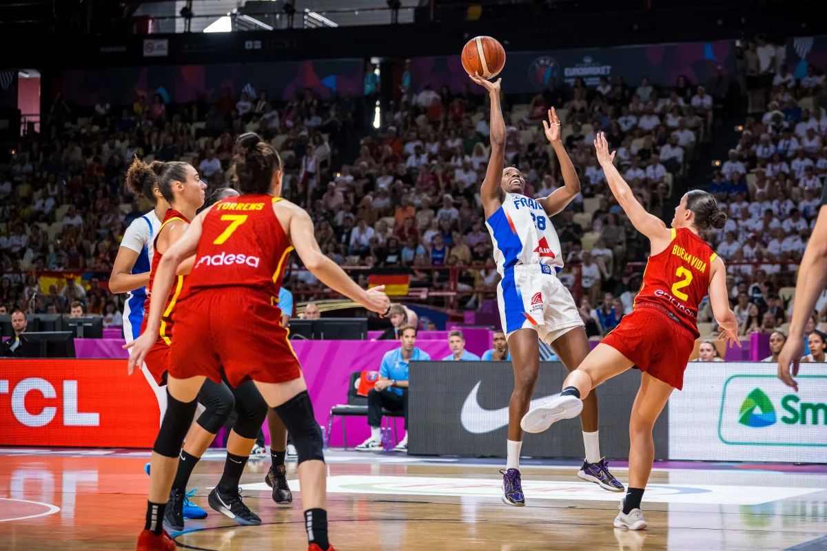 Malgré les 14 points de la Neversoise Migna Touré, l'équipe de France ...