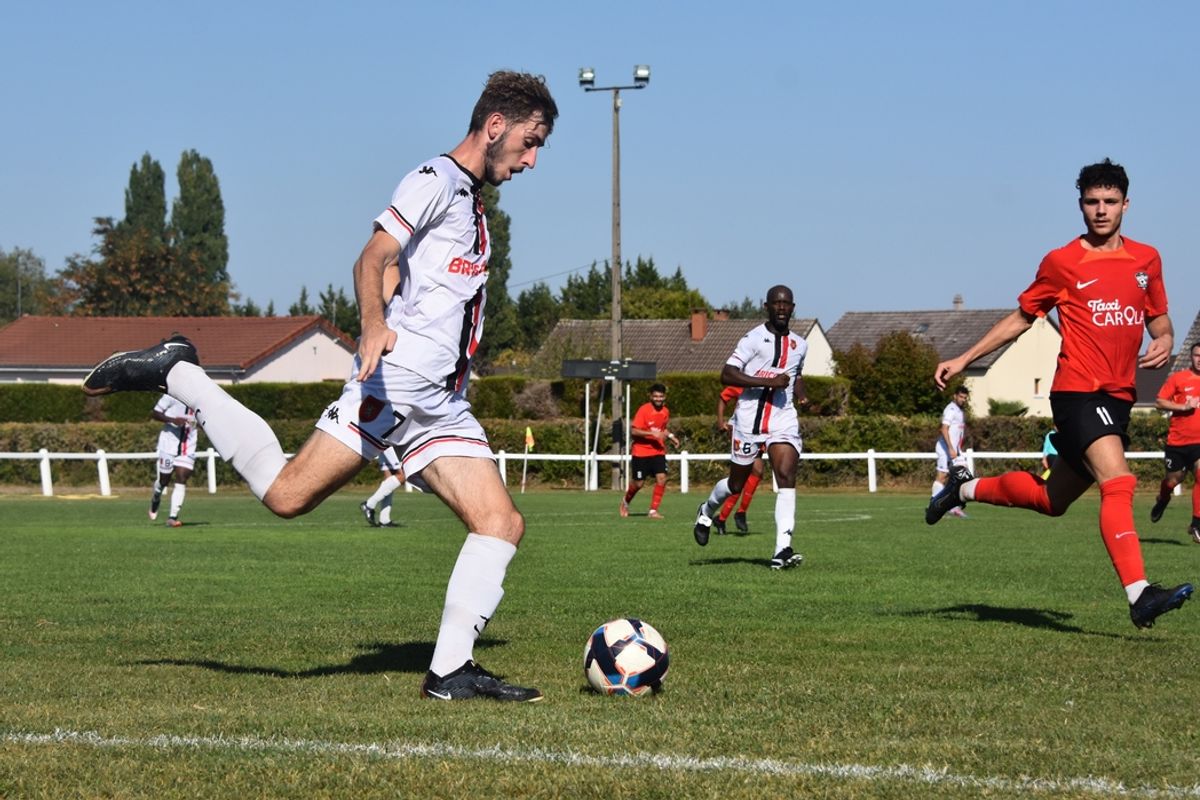 Régional 2 : Le FC Nevers tombe à domicile dans le derby face à Nevers ...