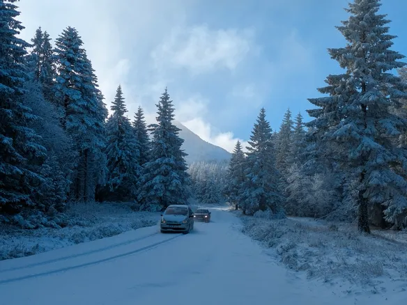 La neige se transforme en glace : la route de la croix de Peccata ...