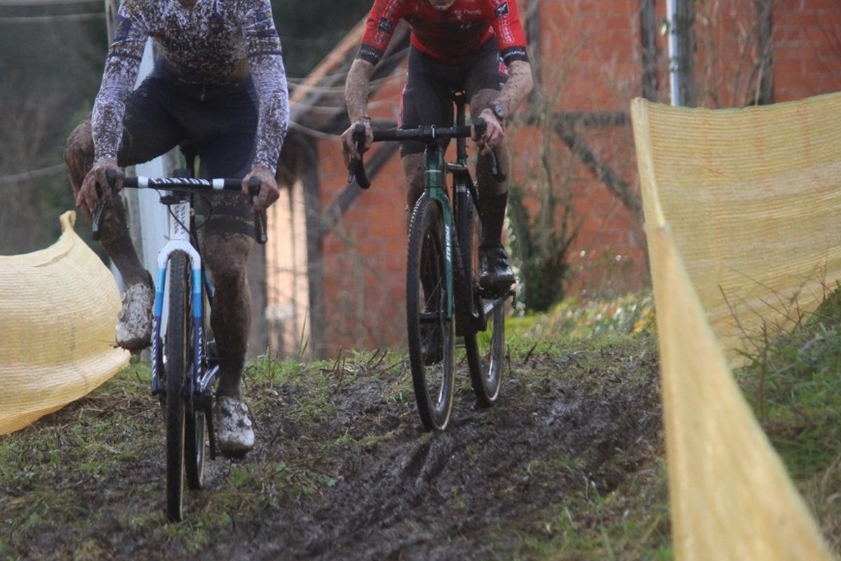 32e édition du cyclo-cross de Ménétréau-Boulleret : de la boue et du ...