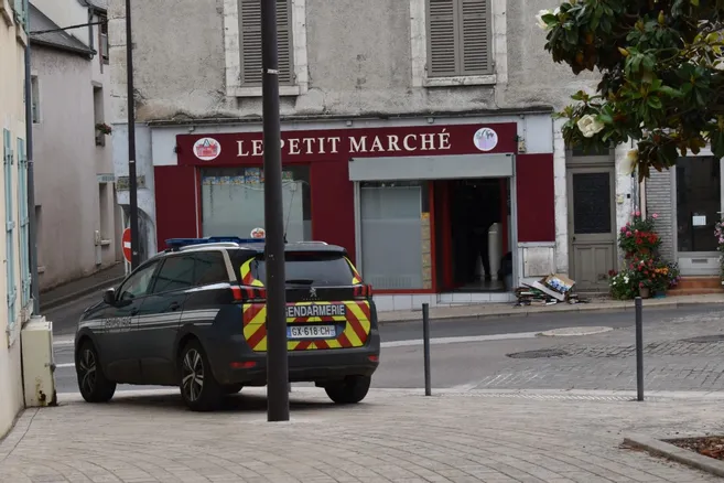 Un commerçant de 30 ans, une arme blanche... Ce que l'on sait du ...