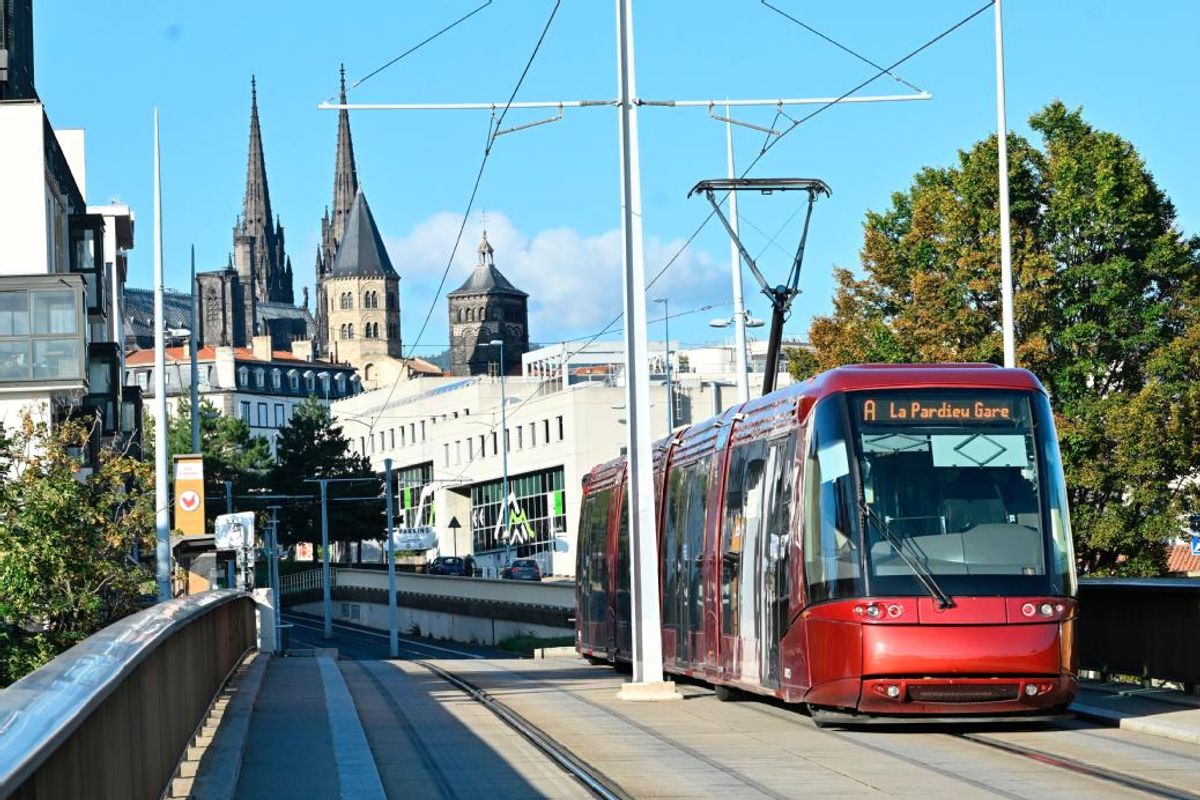 Ambiance boîte de nuit dans le tram de Clermont-Ferrand... Serez-vous du voyage animé par DJ Zig ...
